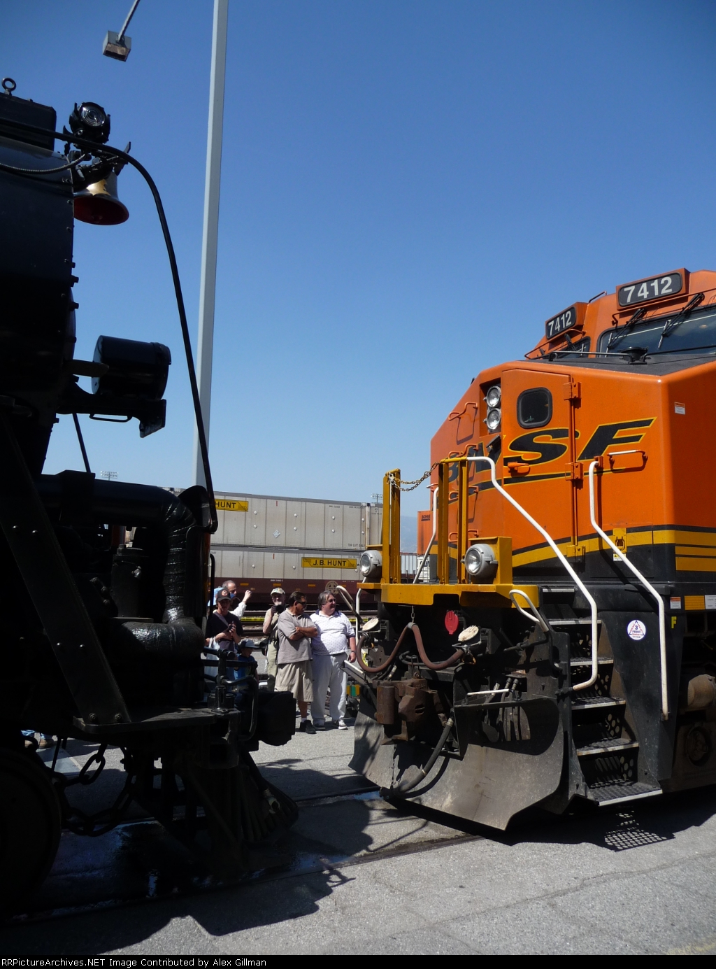 ATSF 3751 & BNSF 7412 Nose-To-Nose